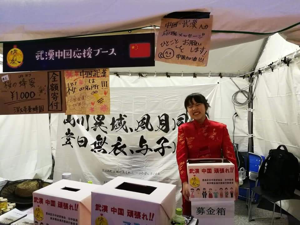 Japanese girls donating for Wuhan come to China to hand over donations ...
