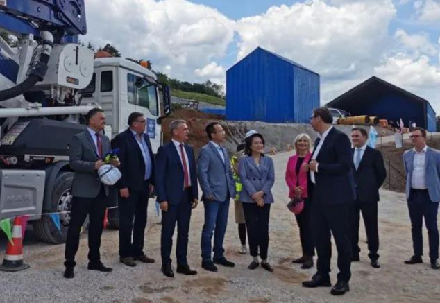 塞尔维亚总统武契奇视察中交集团E763高速公路施工现场--见道网