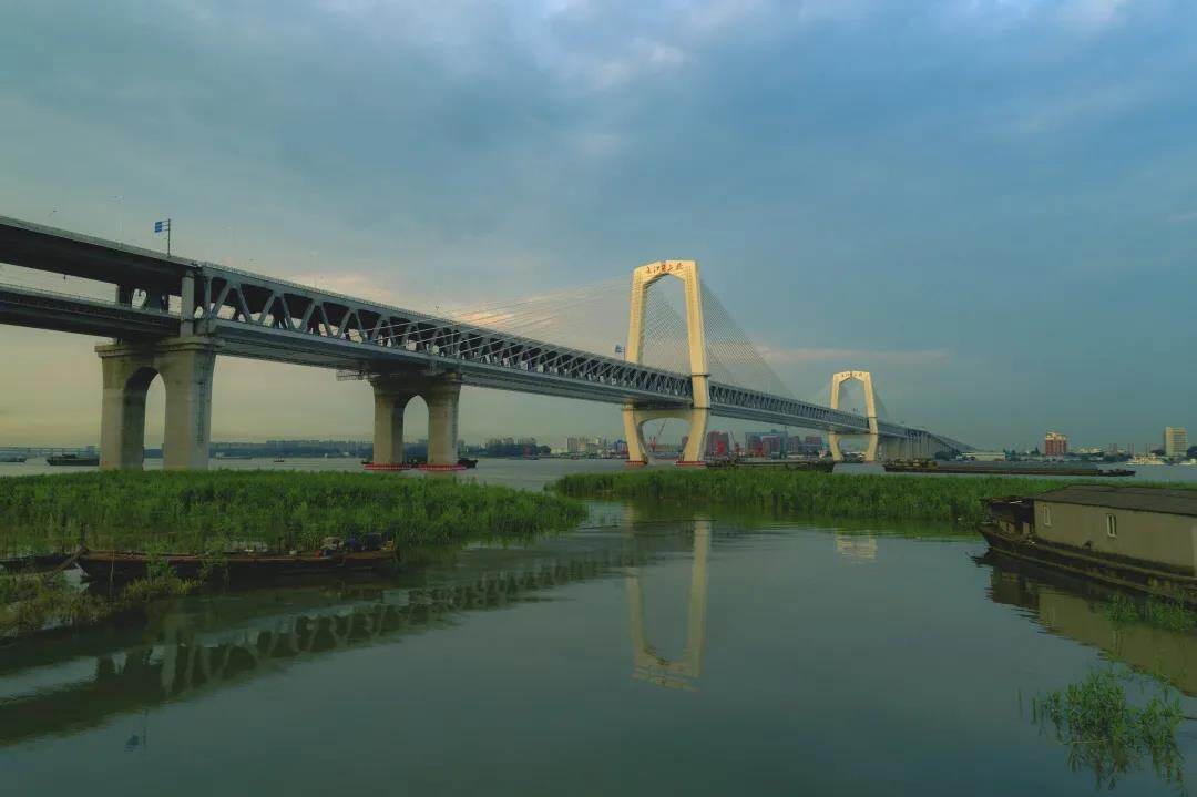 Wuhu Yangtze River Railway Bridge was completed and opened to traffic ...