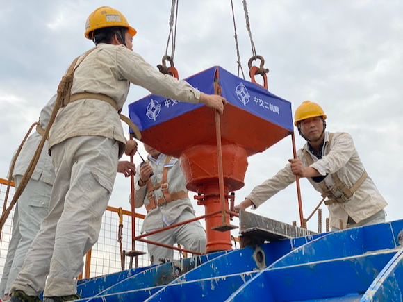 Topping of main tower of Chongqing Baijusi Yangtze River Bridge--Seetao