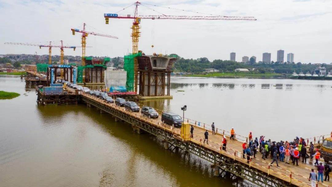 Côte d’Ivoire and his party inspect the Abidjan Fourth Bridge project ...