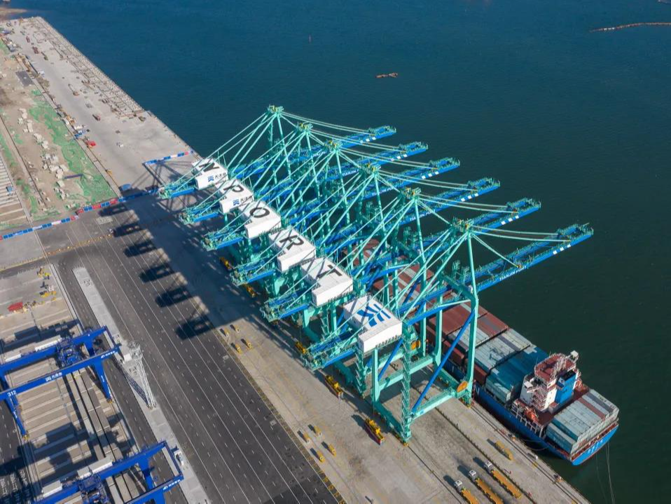 The world's first 200,000-ton intelligent container terminal berth was ...