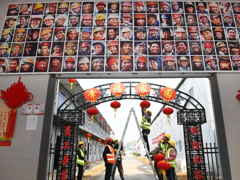 More than 300 subway builders celebrate the new year on the spot--Seetao