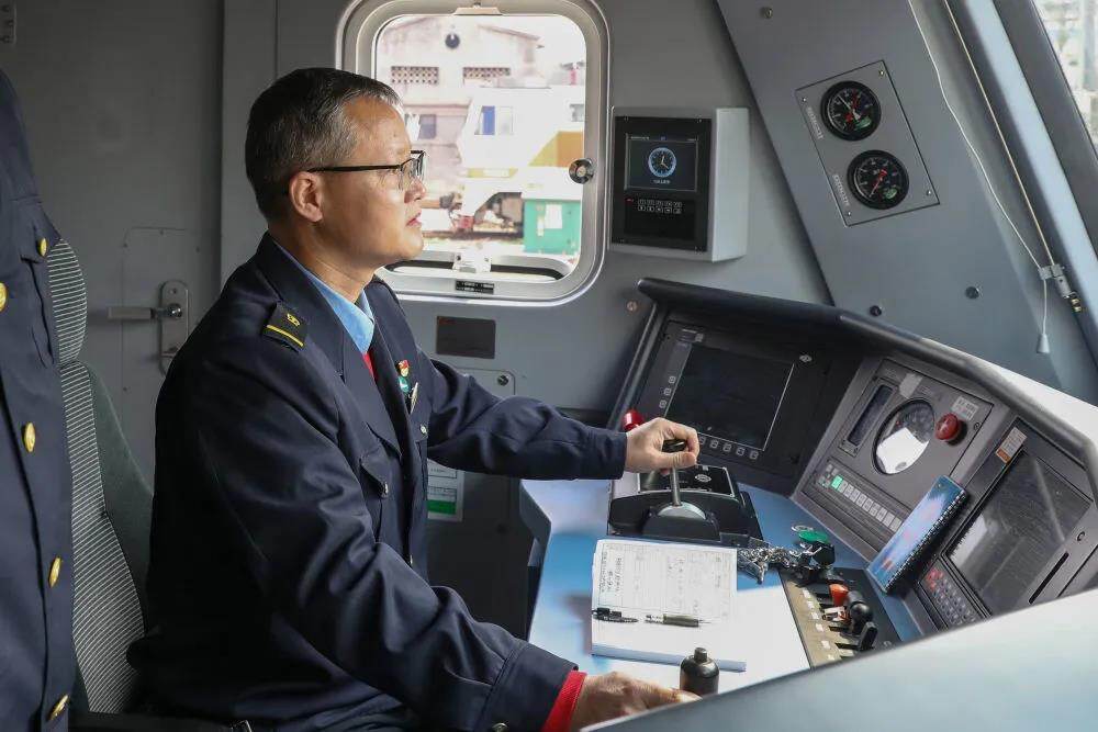 The train driver Tiantuan is here! The oldest is 100 years old this ...