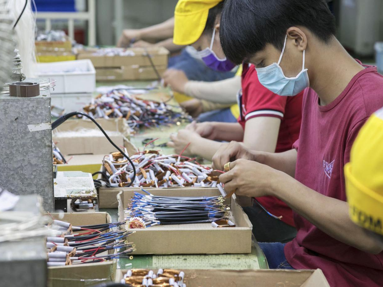 See how the Vietnamese economy achieves positive growth against the ...