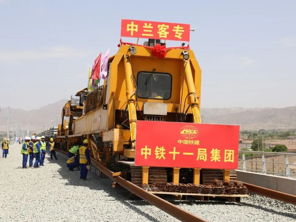 The Gansu Section of the Zhonglan Passenger Train began to lay the ...