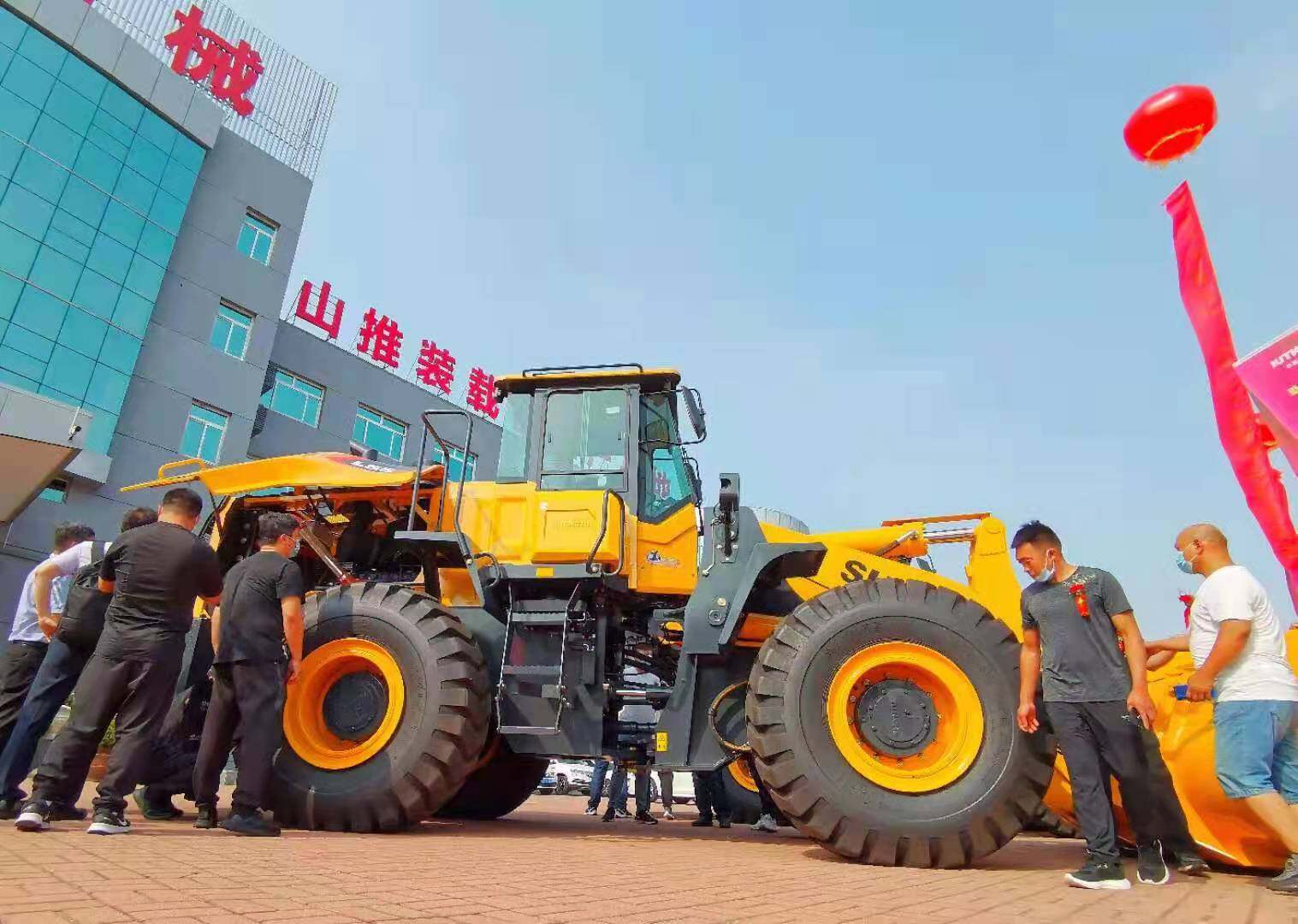 How does Shantui's new L55-C5 loader make construction easier?--Seetao