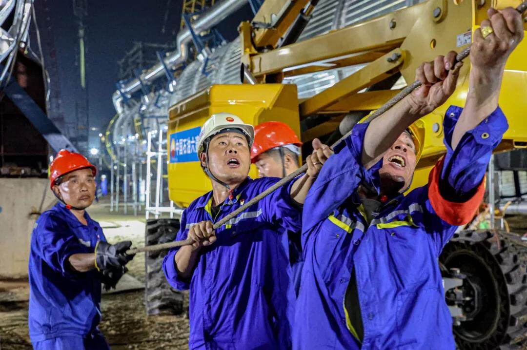 Guangdong Petrochemical's 868-ton ethylene tower was successfully ...