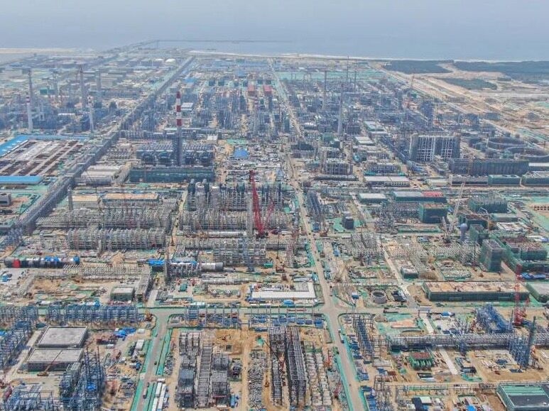 Guangdong Petrochemical's 868-ton ethylene tower was successfully ...