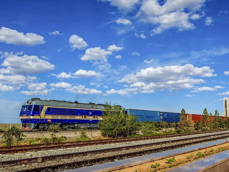 The value of inbound and outbound cargo at Erlianhot Port exceeds 20 ...