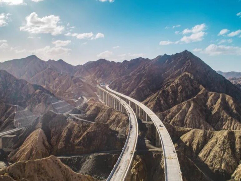China is building the world's longest highway tunnel in Xinjiang ...