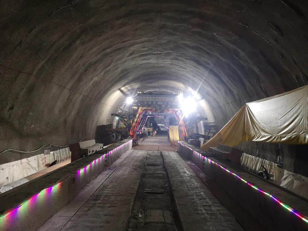 Xinjiang Wuwei Highway runs through the north and south of Tianshan ...