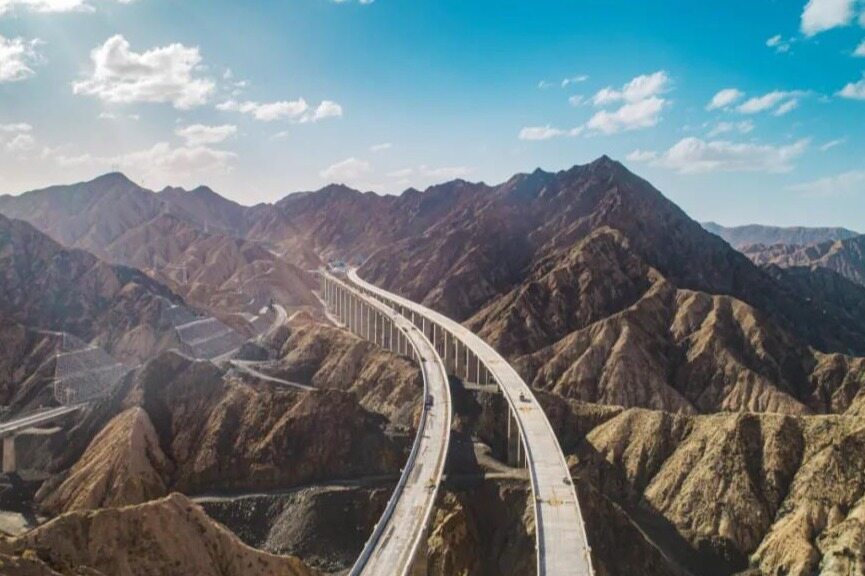 China is building the world's longest highway tunnel in Xinjiang ...