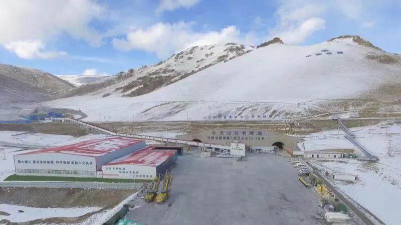 Xinjiang Wuwei Highway runs through the north and south of Tianshan ...