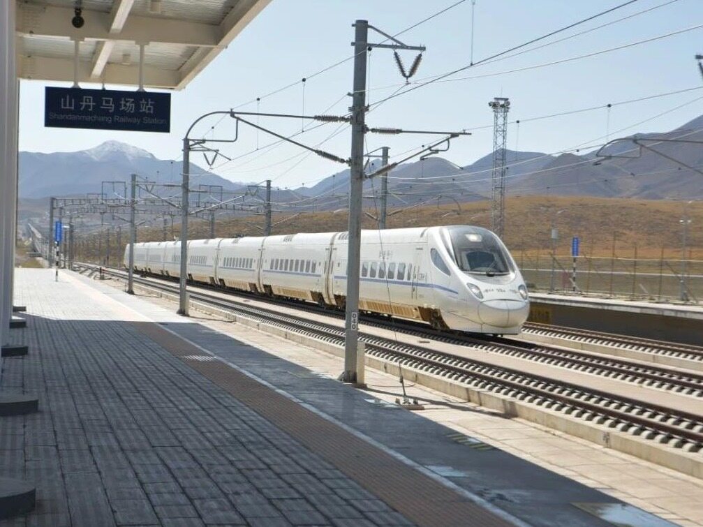 Lan-Xin high-speed rail Shandan Racecourse station is put into ...