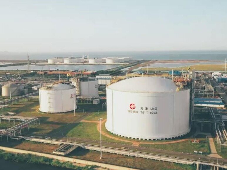 For the first time in China! Two storage tanks are raised at the same ...
