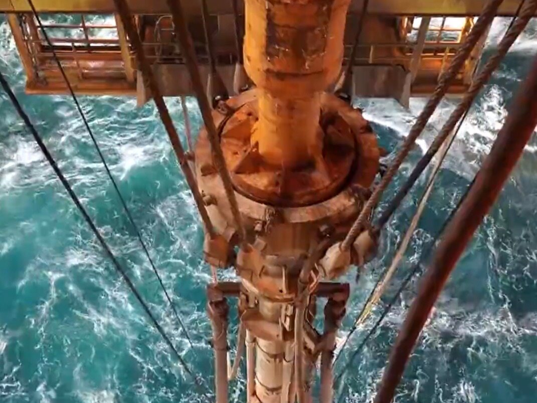 Offshore Oil 982 drilling platform chops the waves--Seetao