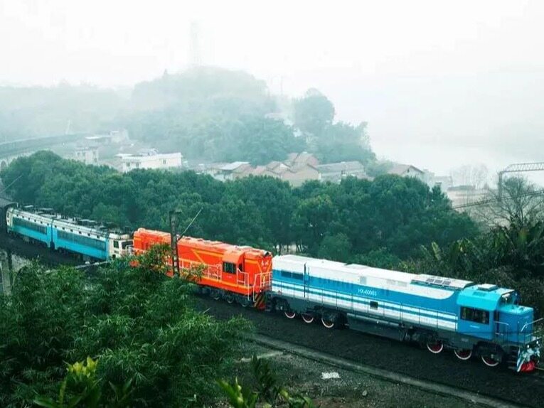 HXN6型大功率内电混合动力机车实现商品化销售--见道网