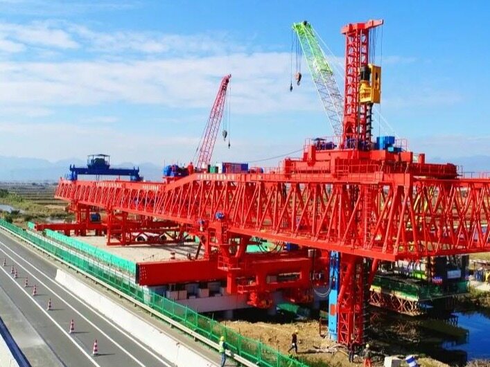 The pile-beam integrated bridge erection machine was successfully ...