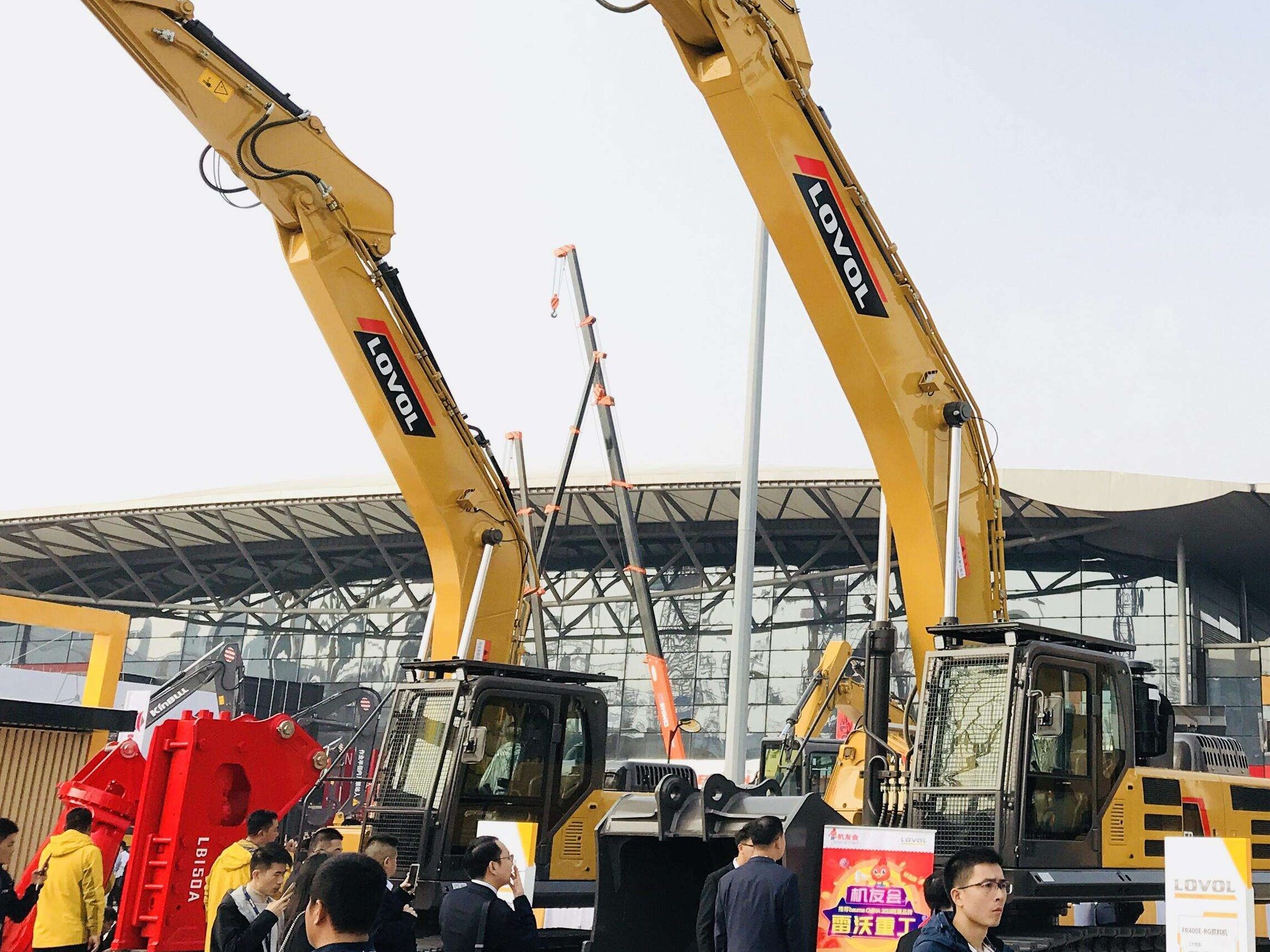 الاستثمار في البنية التحتية جيد مرة أخرى ، والطلب على آلات البناء قوي ...