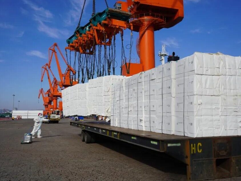 Qingdao Port successfully berthed the world's largest pulp deadweight ...