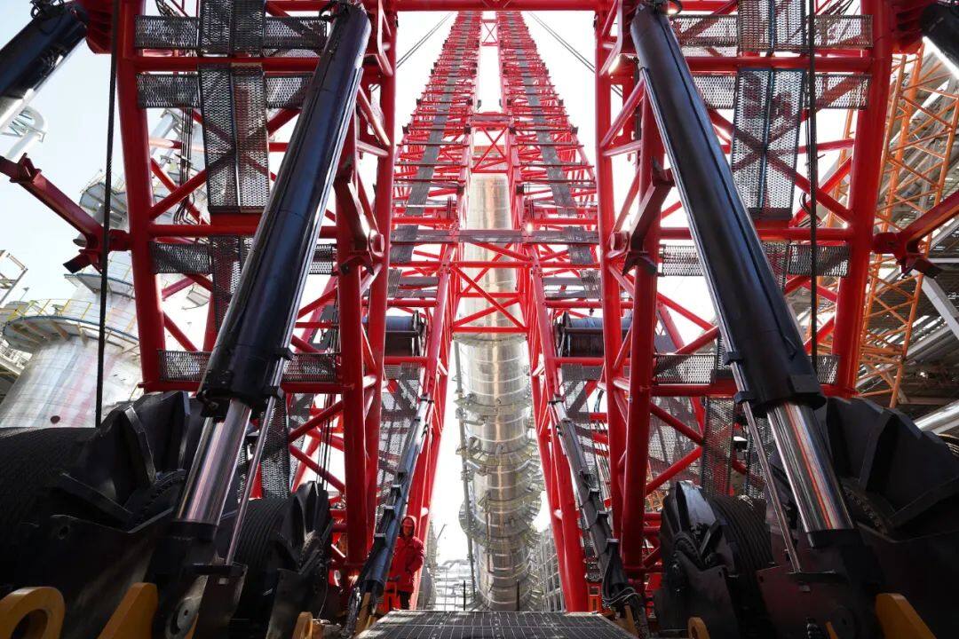 Sany SCC98000TM successfully hoisted a thousand-ton fractionation tower ...