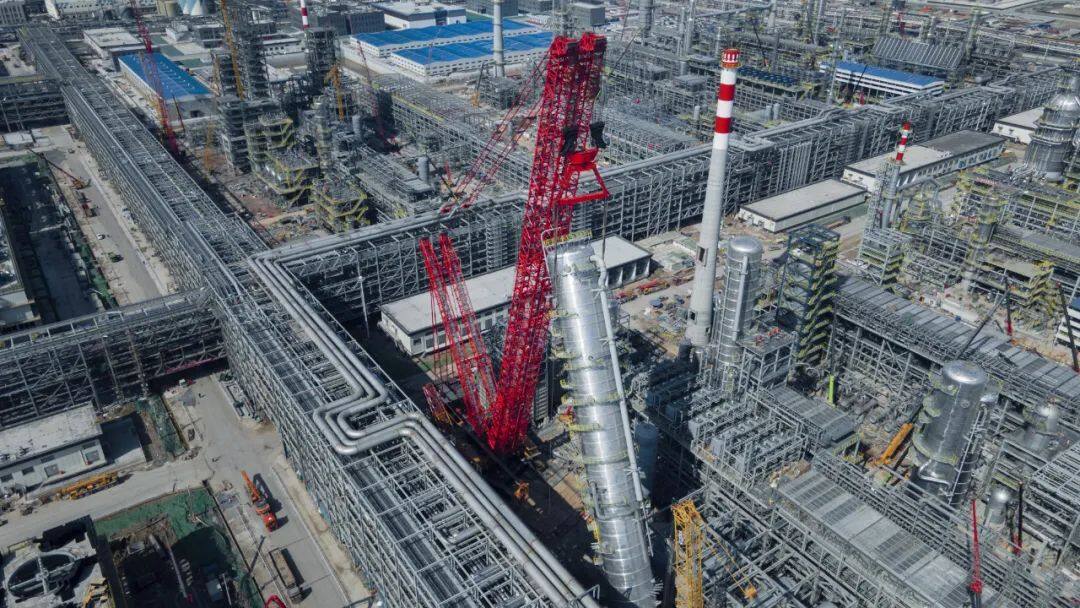 Sany SCC98000TM successfully hoisted a thousand-ton fractionation tower ...