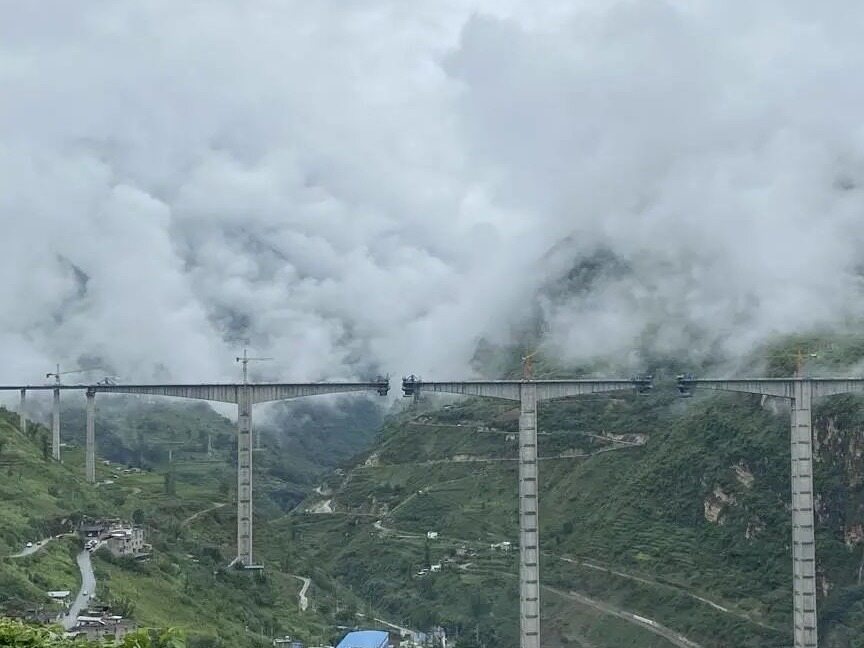 Deep in the Daliang Mountains, the pier of this bridge broke the world ...