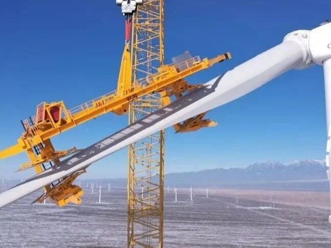 The first hoisting of the 6MW single-blade spreader in Xinjiang was ...