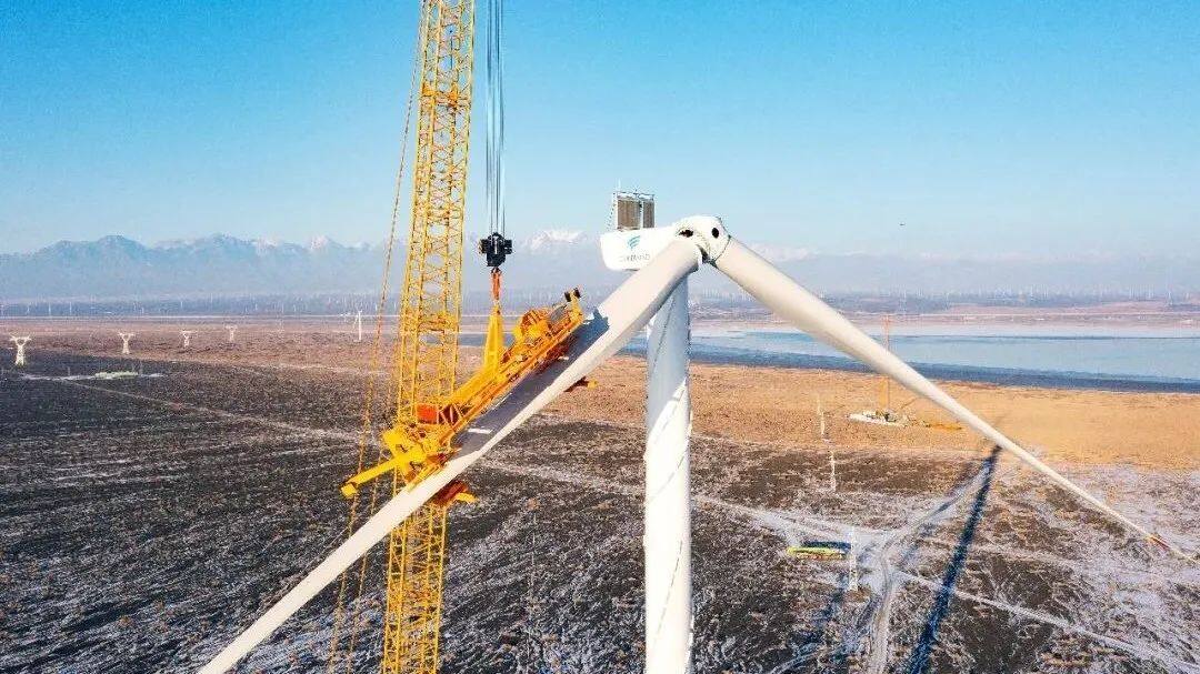 The first hoisting of the 6MW single-blade spreader in Xinjiang was ...