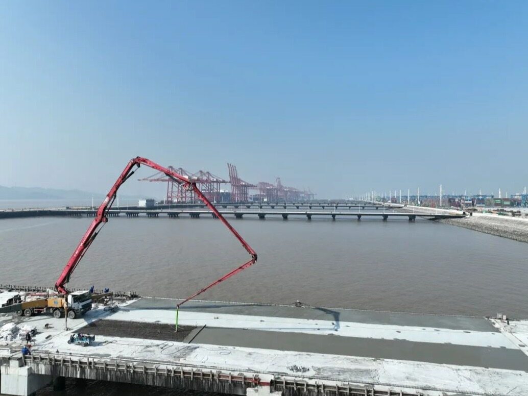 The main body of the approach bridge in Ningbo Meishan port area is ...