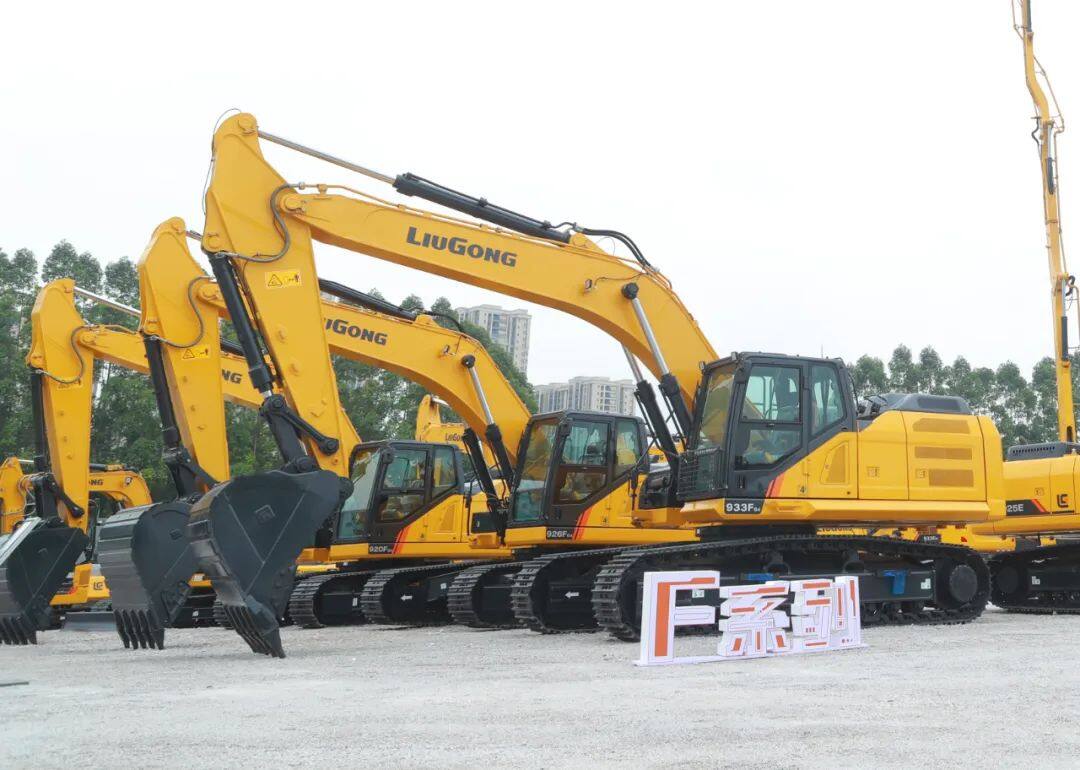 Three hundred Liugong excavators were delivered to the construction ...