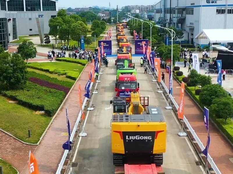 Three hundred Liugong excavators were delivered to the construction ...