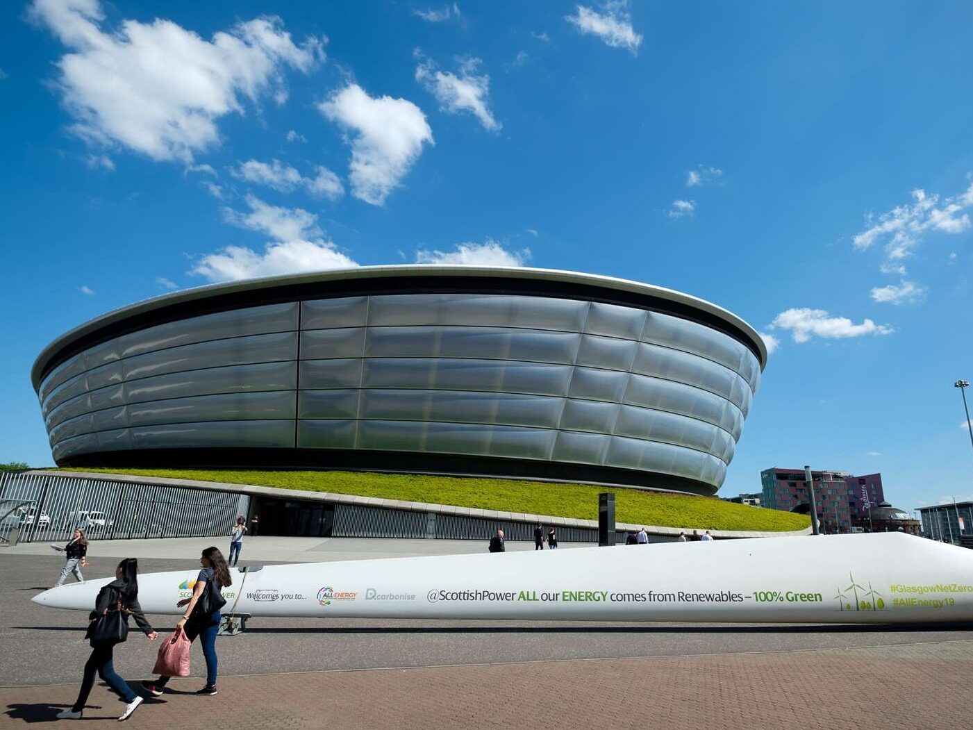 The UK accelerates the deployment of clean energy such as solar and ...