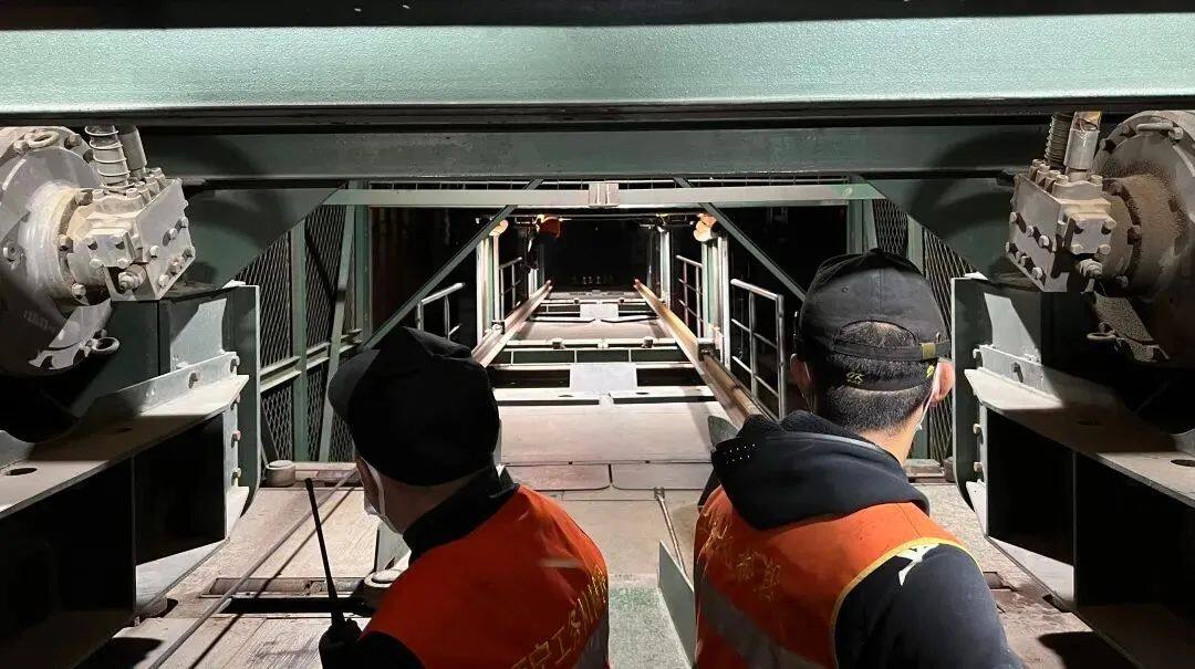 CRRC's 500-meter-long rail car set departs from Xining to Xinjiang--Seetao