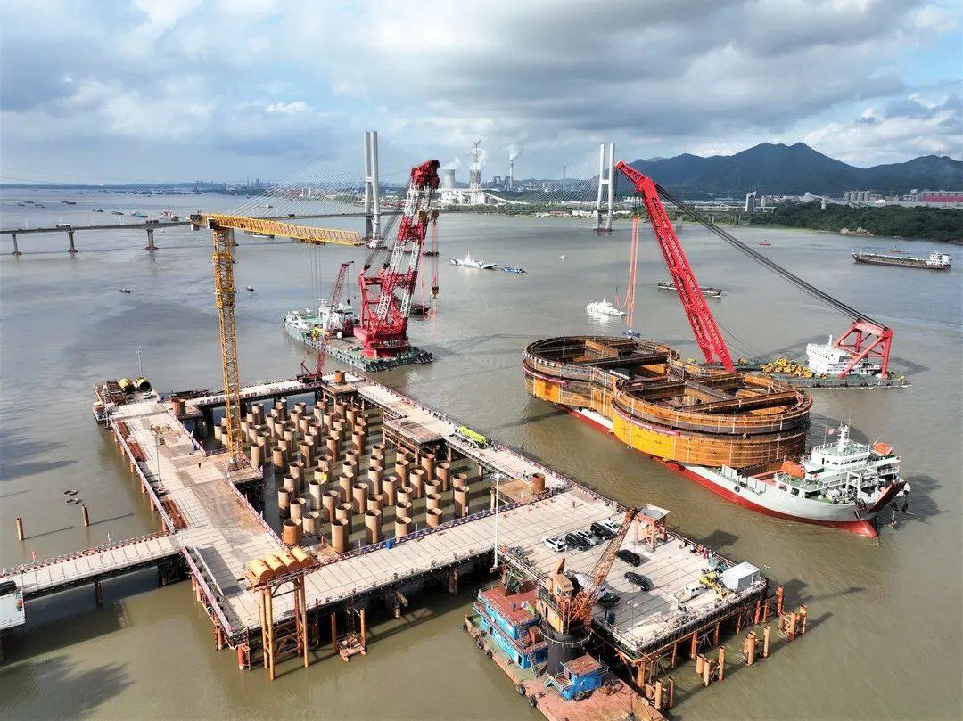 The steel cofferdam of Anhui G3 Tongling Yangtze River Bridge is ...