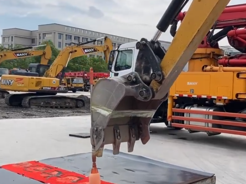 Vocational student excavator writes calligraphy to cheer for candidates ...