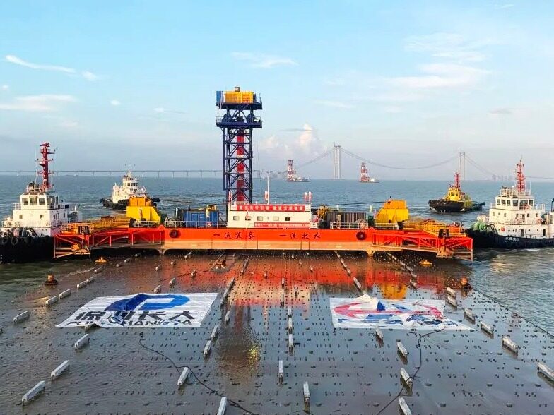 Deep and middle channel E25 pipe section sinking and docking--Seetao