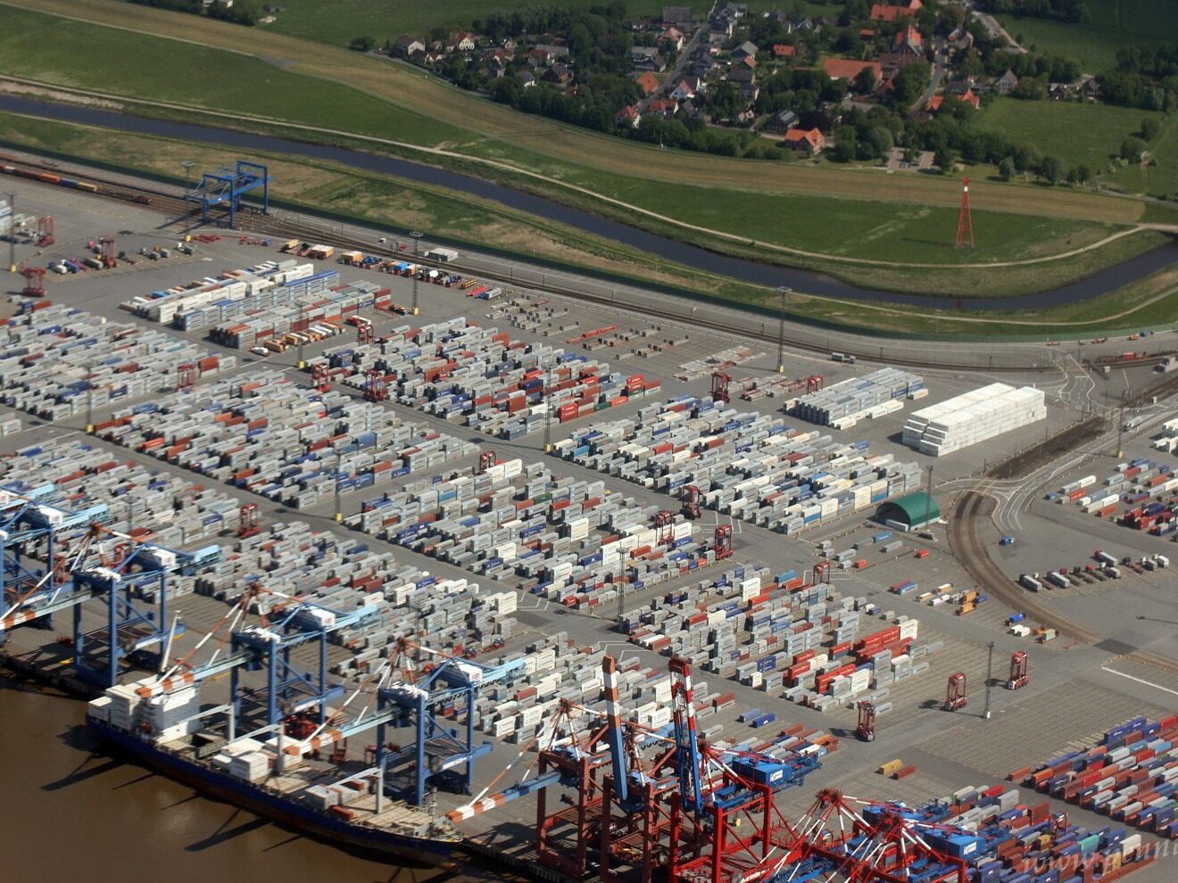 Kalmar delivers 27 hybrid straddle carriers to Germany--Seetao