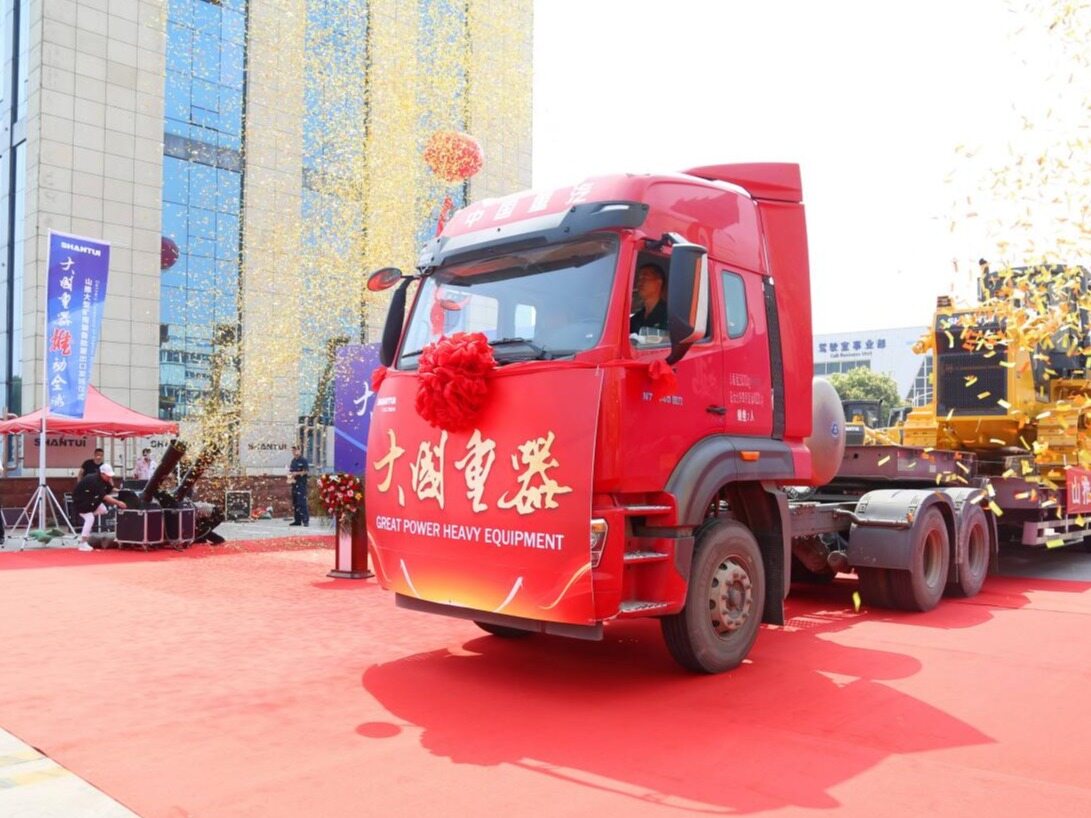 Shantui Mine's large-scale mining equipment is exported and shipped in ...