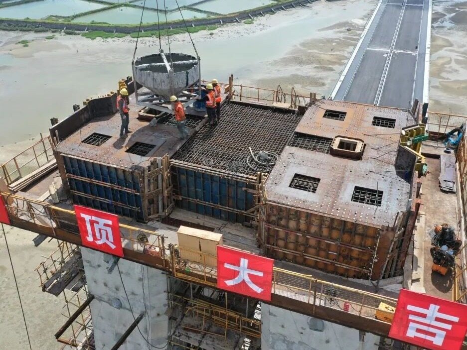 The first main tower of Guangxi Xicungang Sea-crossing Bridge is capped ...