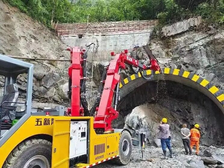 Wuxin double-boom rock drilling rig assists Yilai high-speed ...