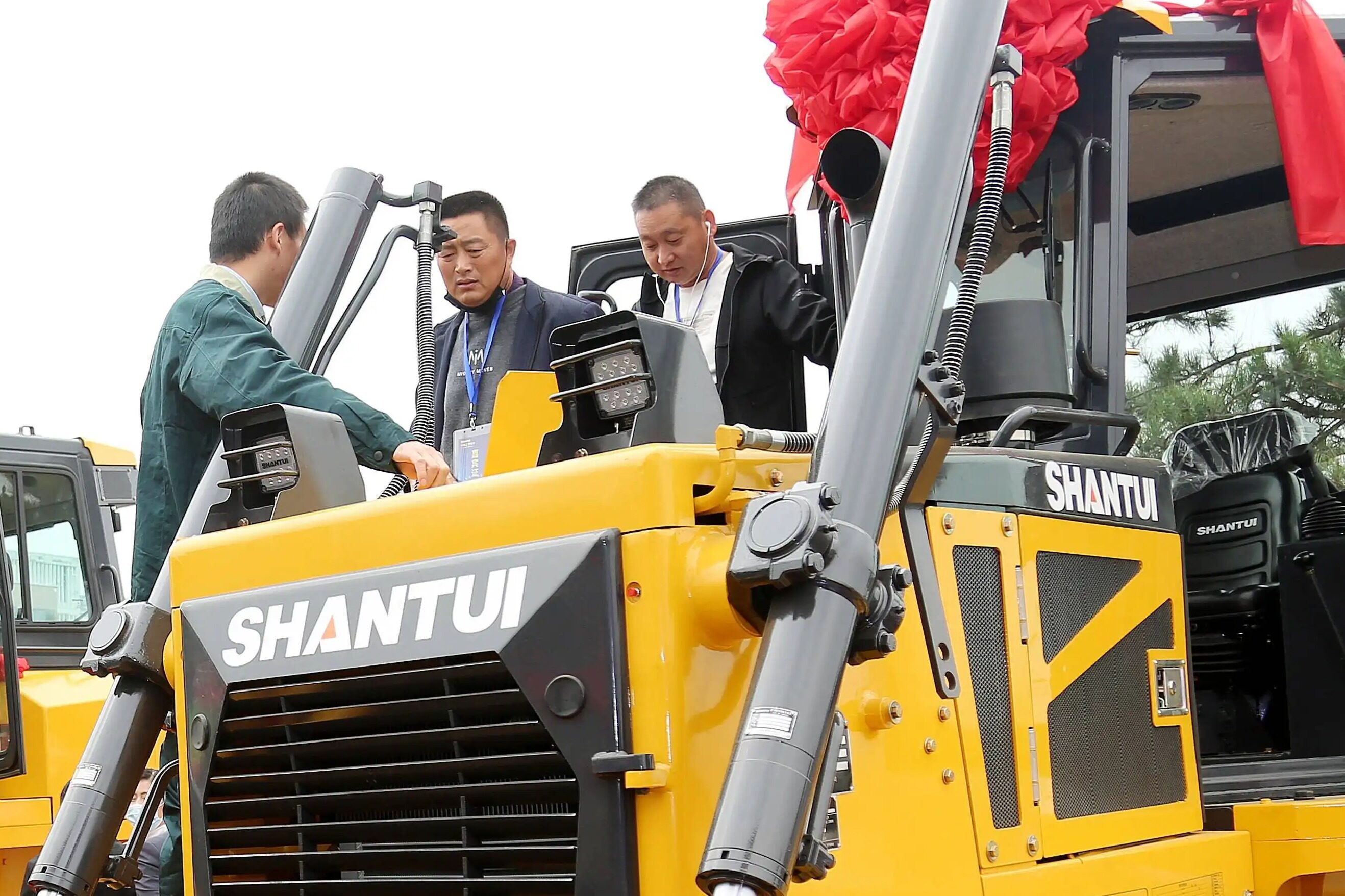 Shantui engineers traveled thousands of miles to Aksu, and services helped Denso--Seetao