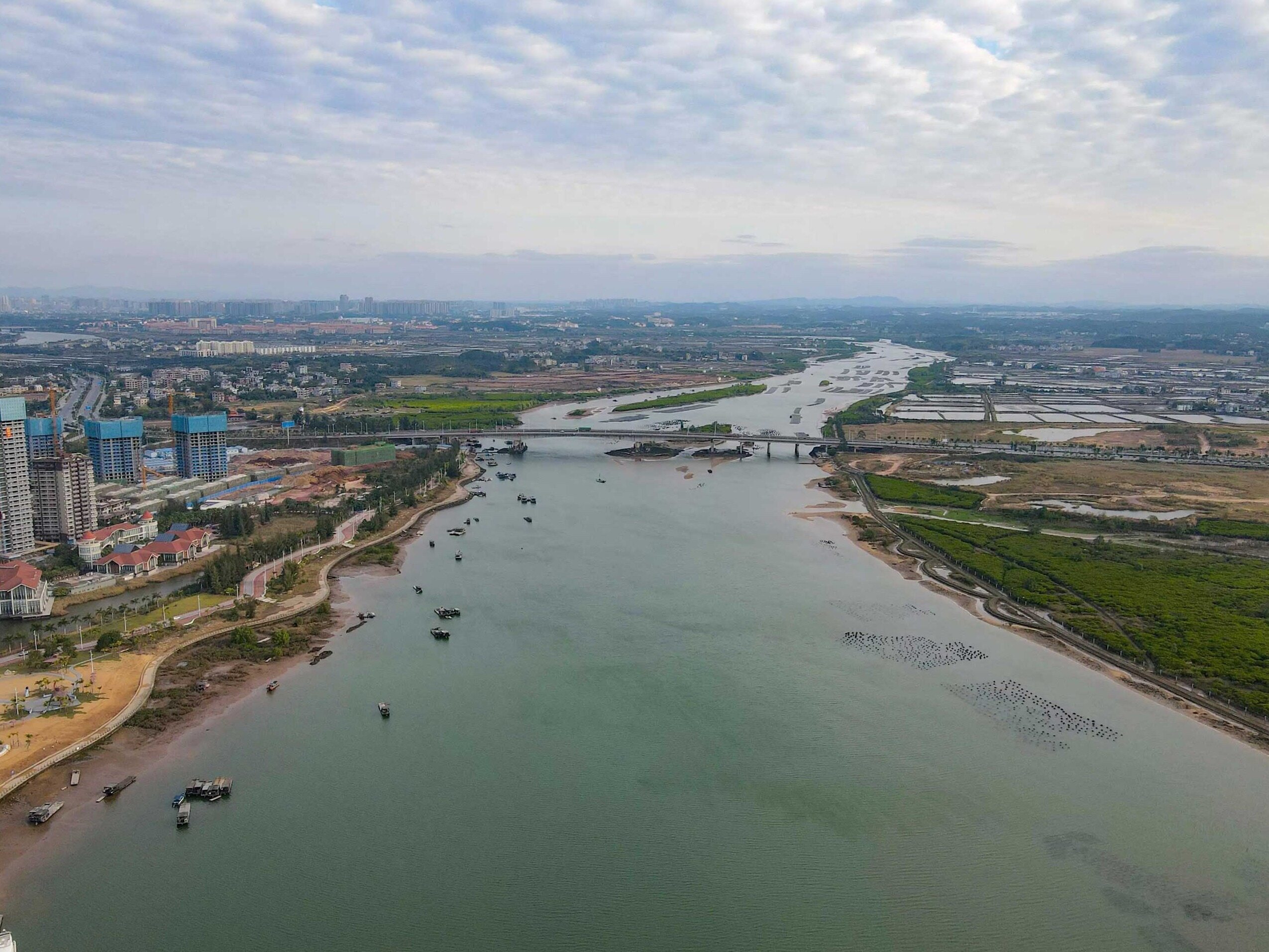 The new western land-sea channel flat-land canal construction report ...