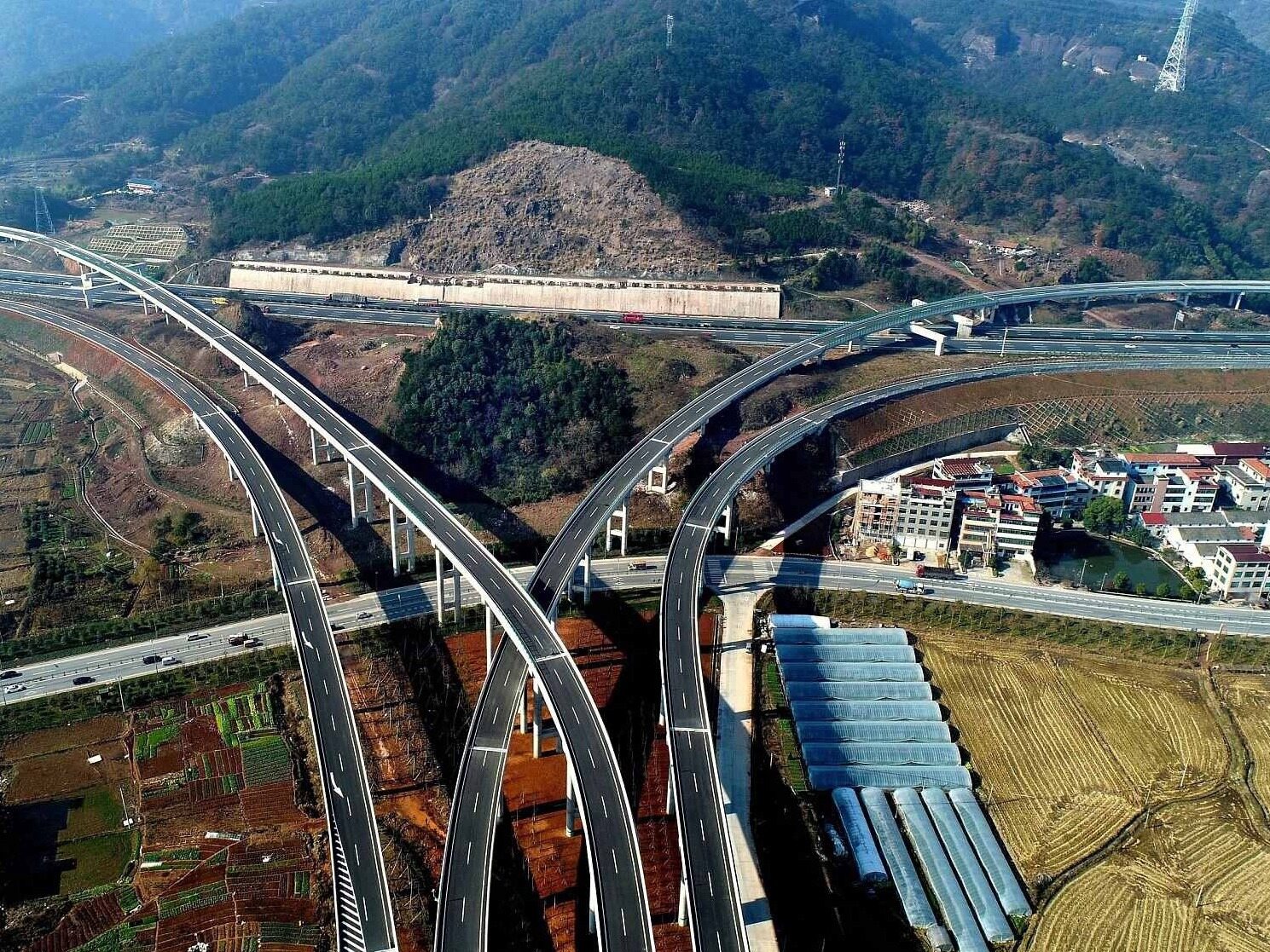 The scale of China's highway facilities ranks among the top in the ...