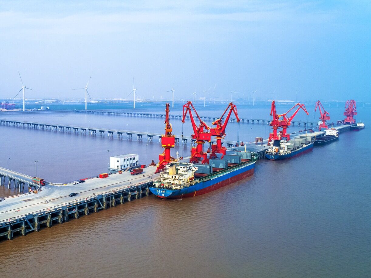 Strengthen the planning and construction of coastal and inland port ...