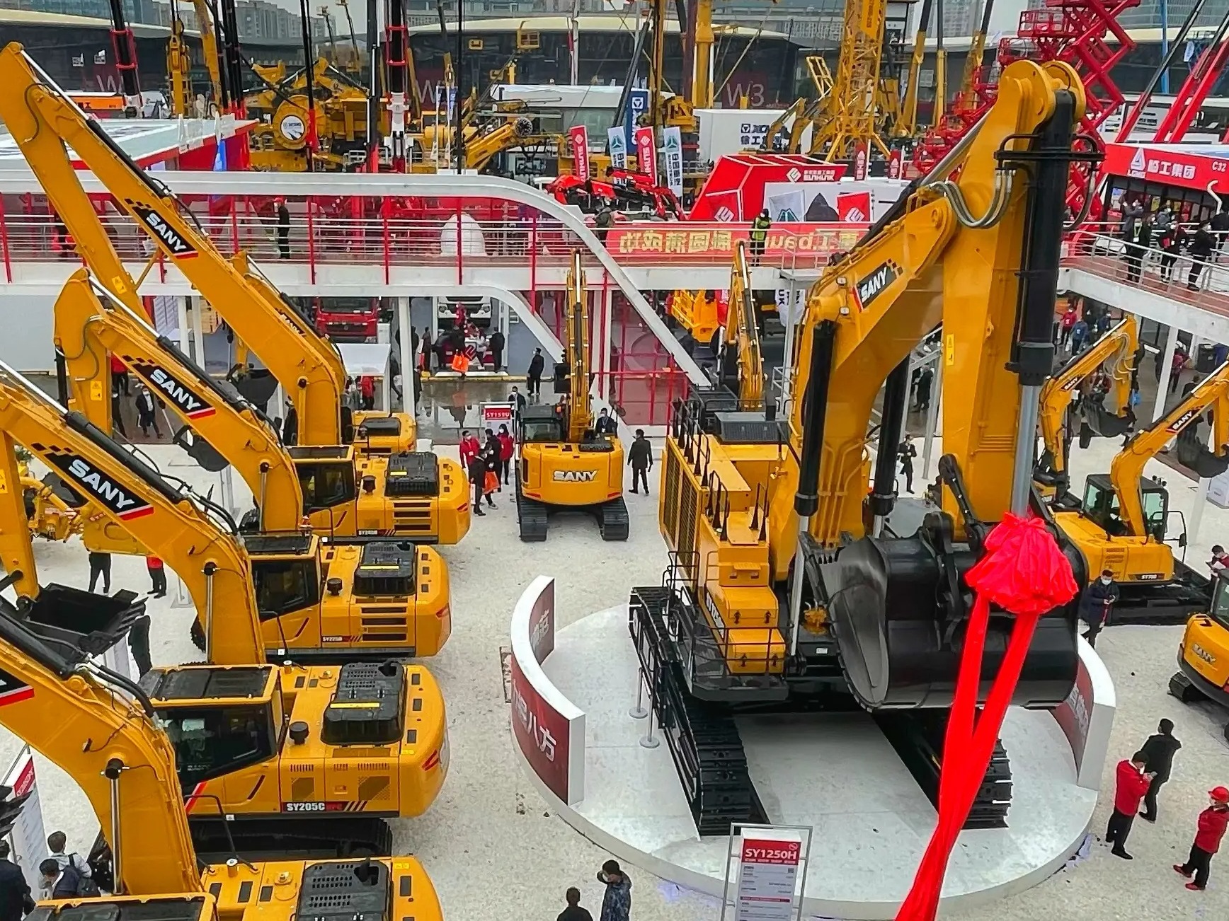 تتسارع عملية الكهربة ، ويدخل عمالقة آلات البناء إلى بطاريات الليثيوم ...