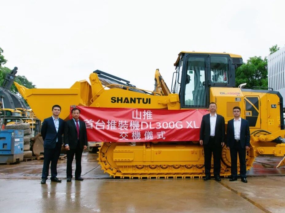 Shantui's first push-installed machine in China was delivered in Hong ...