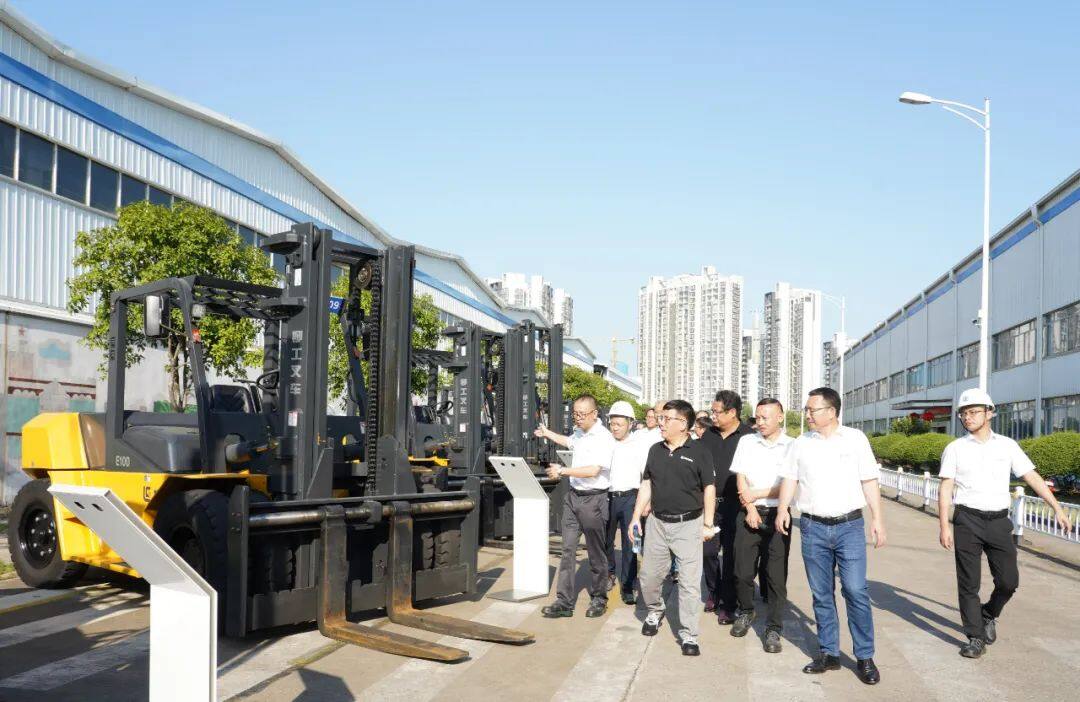 Zeng Guang'an and his delegation went to the forklift company for ...