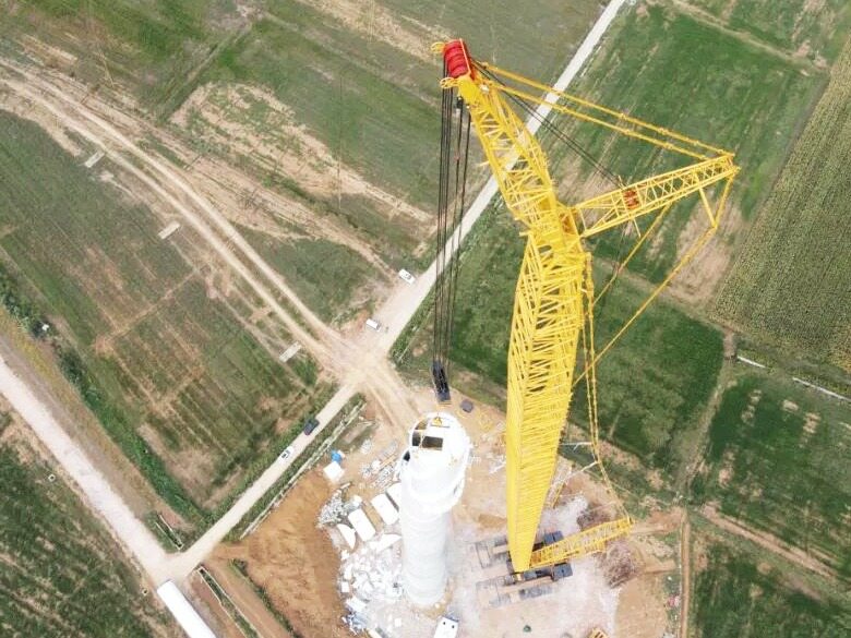 XCMG XGC15000A completed the first hoisting of the largest mixed tower ...